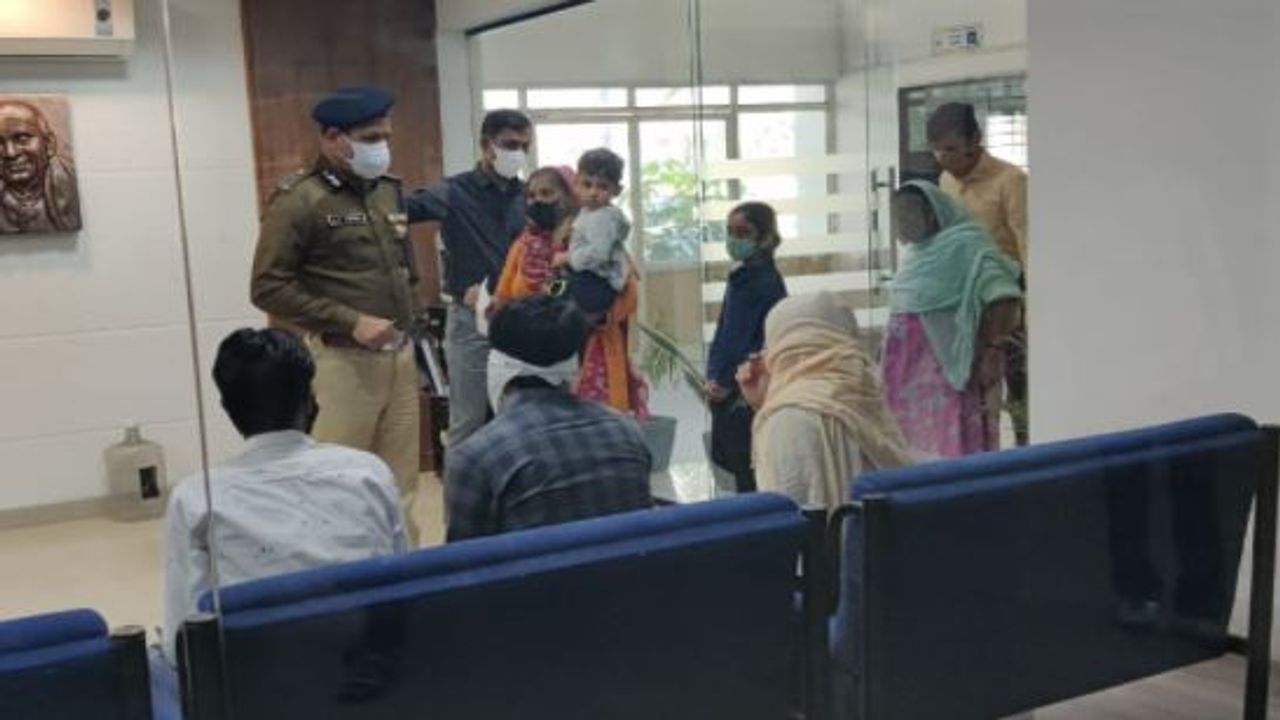 Surat: પોલીસ કમિશનર અચાનક મુલાકાતીઓને મળવા પહોંચ્યા, જાણો ત્યાર બાદ ...