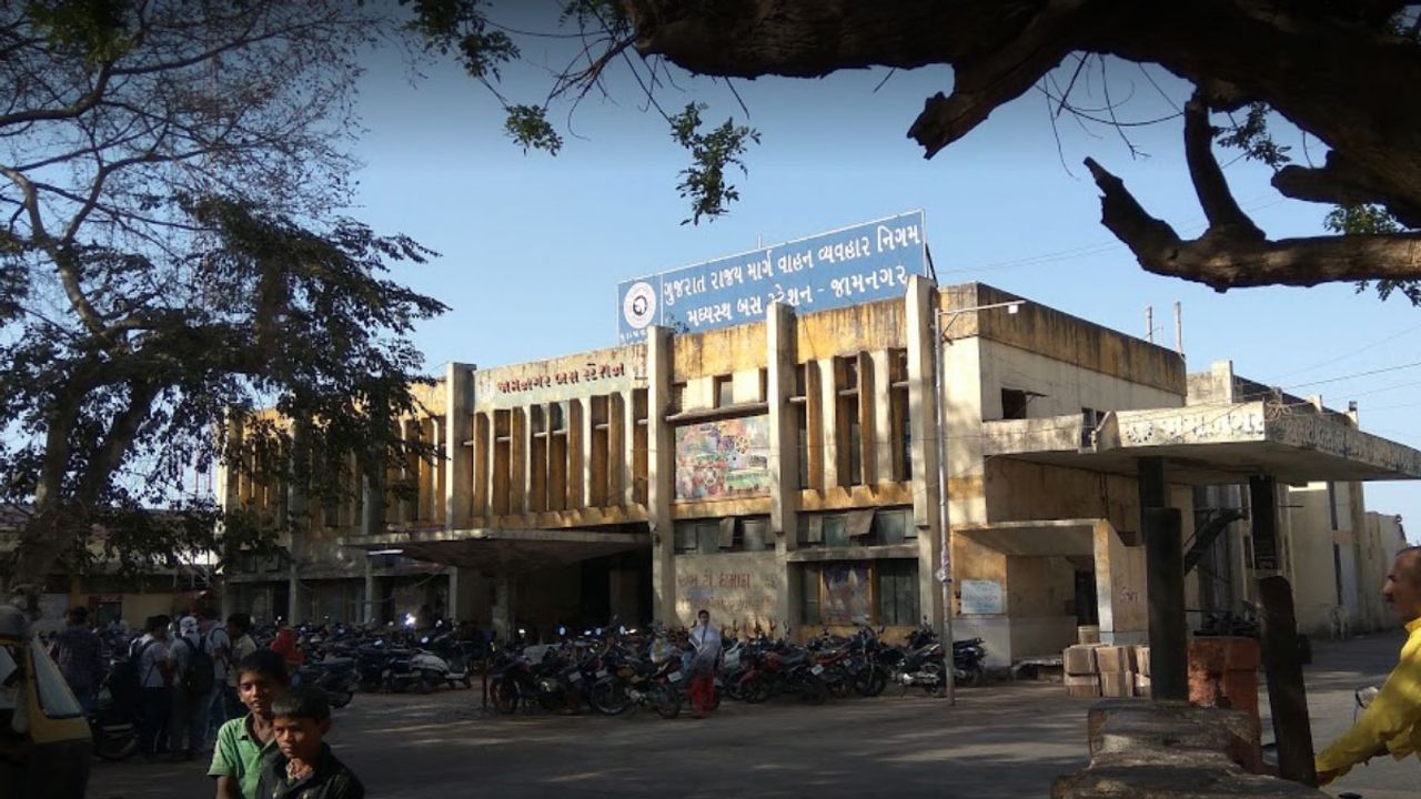 Jamnagar: આ બસ સ્ટેન્ડમાં તમારા જોખમે બેસવુ,બિલ્ડીંગ પડવાનાં વાંકે ઉભુ ...