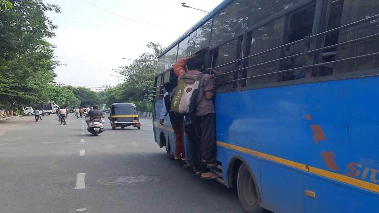 Surat : સુરતમાં ખીચોખીચ ભરેલી બસમાં લટકતું મોત ! મુસાફરોનો આ VIDEO ...