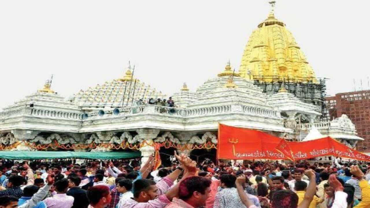 Ambaji તરફ ભક્તોનો અવિરત પ્રવાહ, રવિવારે સવા લાખ લોકોએ દર્શન કર્યા ...