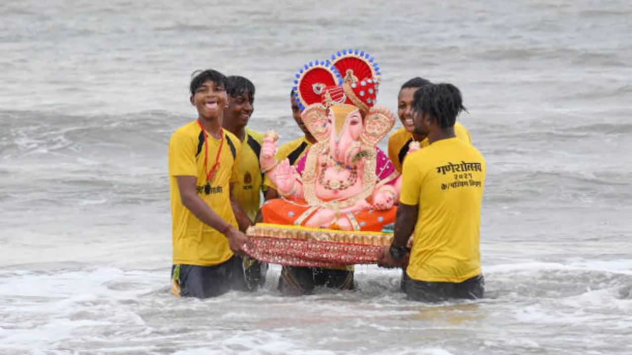 આજે અનંત ચતુર્દશી, દસ દિવસ પછી ગણેશ ભક્તો બાપ્પાને આપી રહ્યા છે વિદાય ... આજે અનંત ચતુર્દશી, દસ દિવસ પછી ગણેશ ભક્તો બાપ્પાને આપી રહ્યા છે વિદાય ...