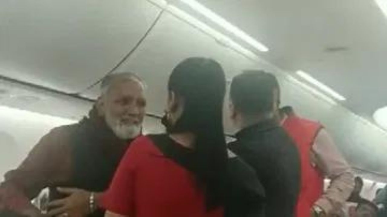 Viral Video: વધુ એક ફલાઈટમાં થઈ બબાલ, 2 યાત્રીઓને એરપોર્ટ પર જ ઉતારી ...